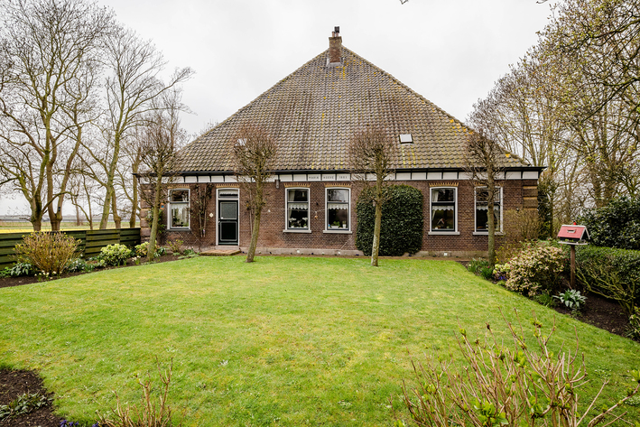 Te koop stolpboerderij met bijgebouw en weiland